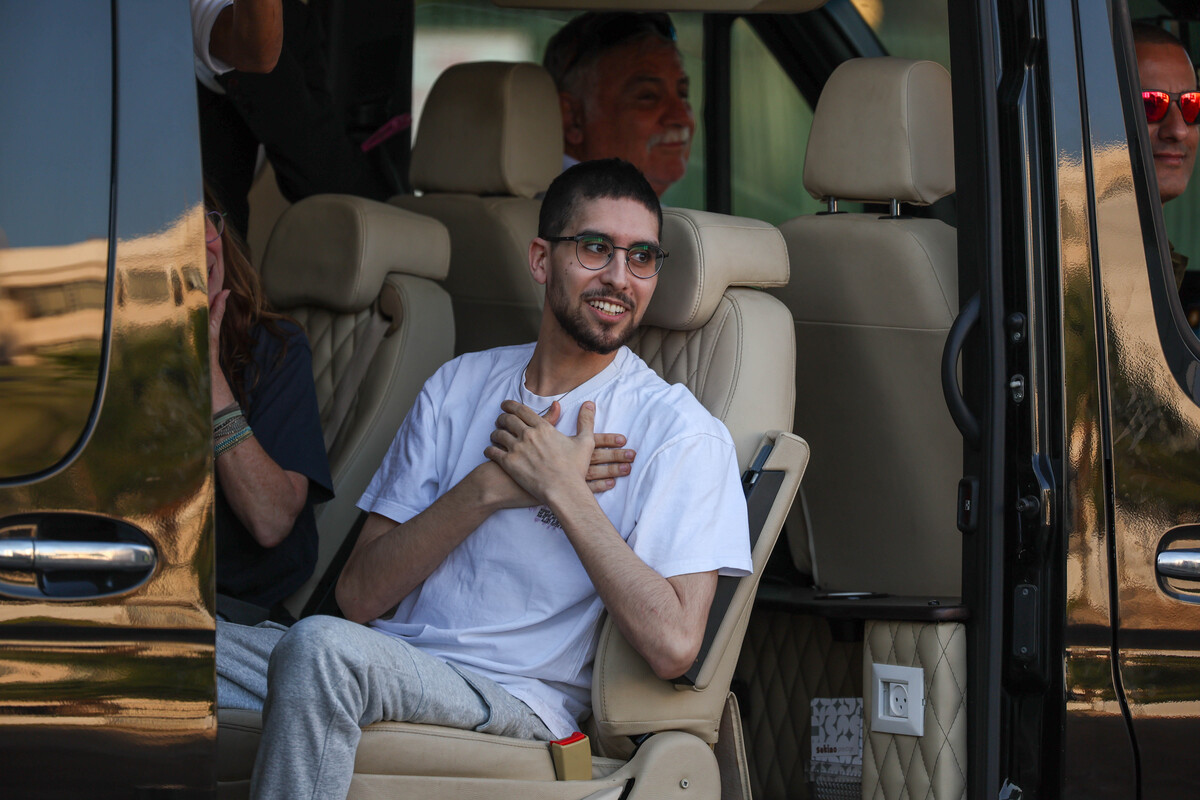 Released Israeli hostages arrive at Beilinson Hospital in Petah Tikva ...