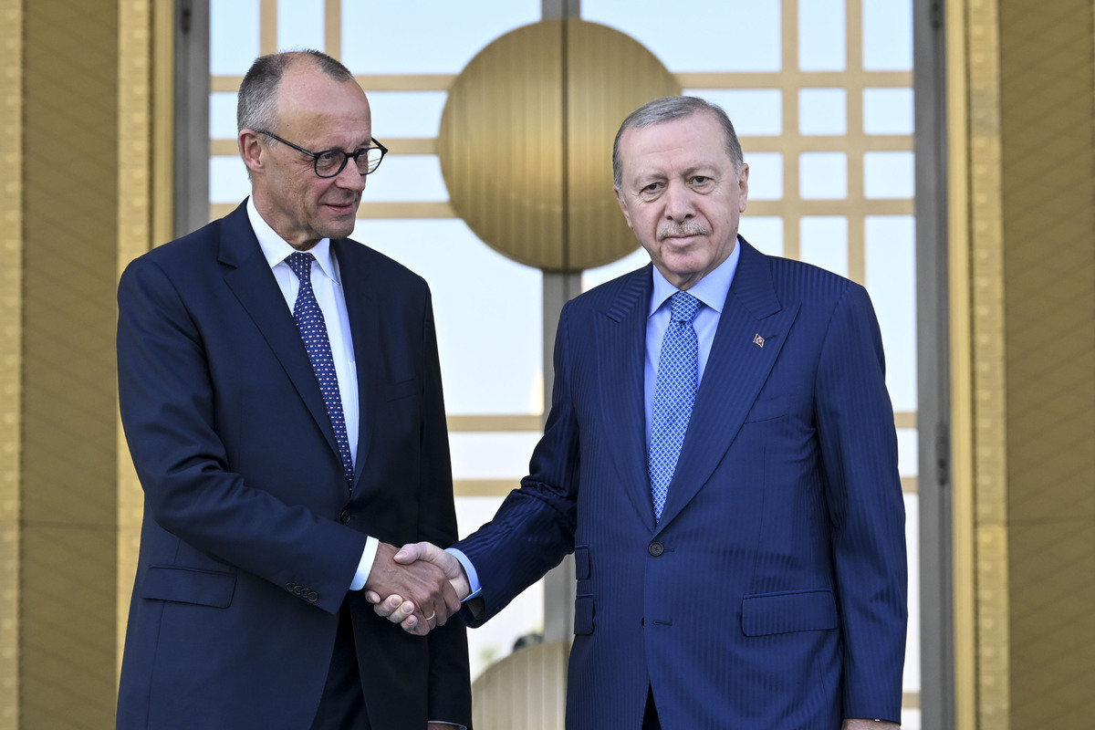 Turkish President Erdogan welcomes German Chancellor Merz with an ...