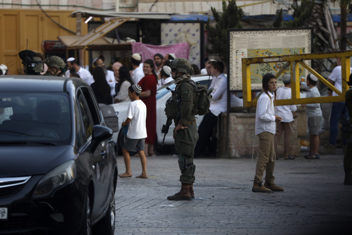 Israelis under Israeli military protection raid Hebron – Middle East ...