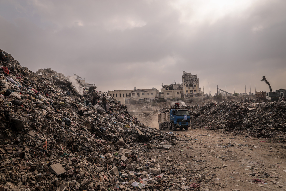 Gaza Municipal Union warns of disaster as 700,000 tons of waste pile up ...