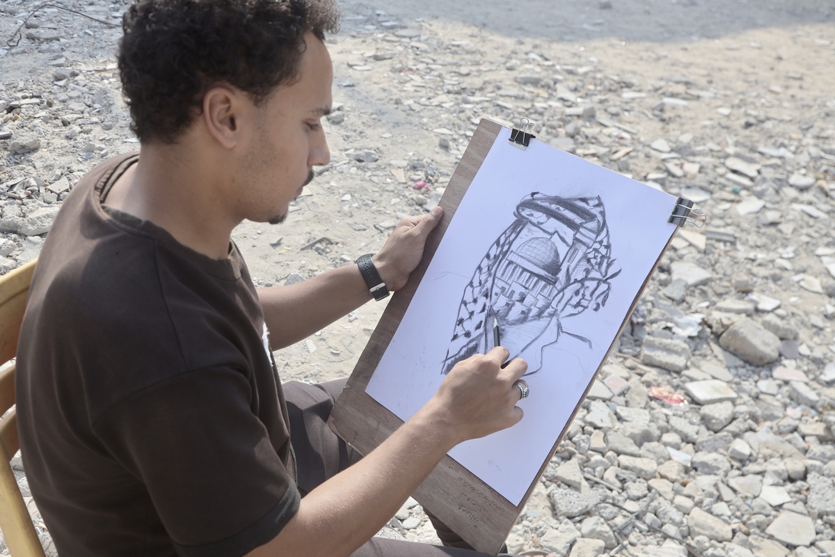Palestinian artist in Gaza honors Yasser Arafat with portrait drawn ...