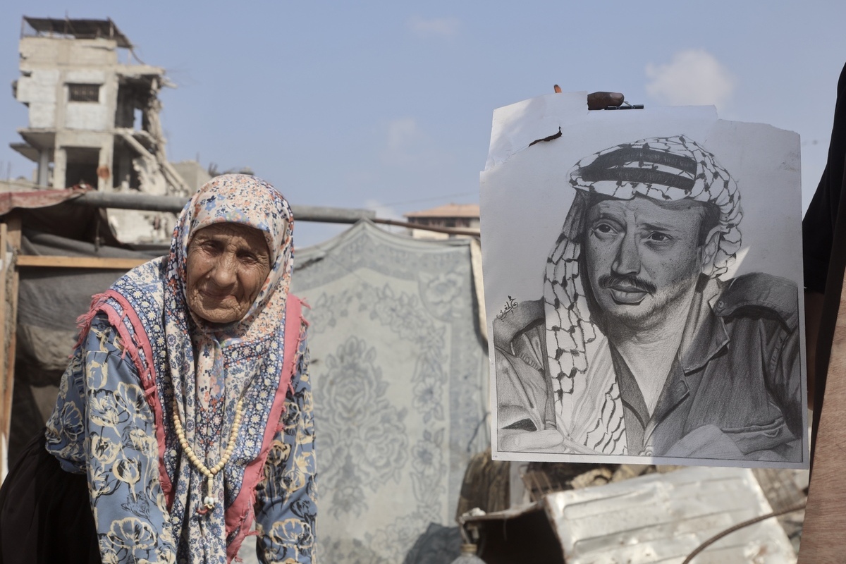 Palestinian artist in Gaza honors Yasser Arafat with portrait drawn ...