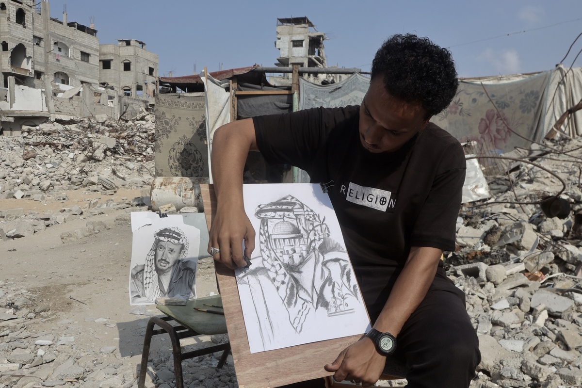 Palestinian artist in Gaza honors Yasser Arafat with portrait drawn ...