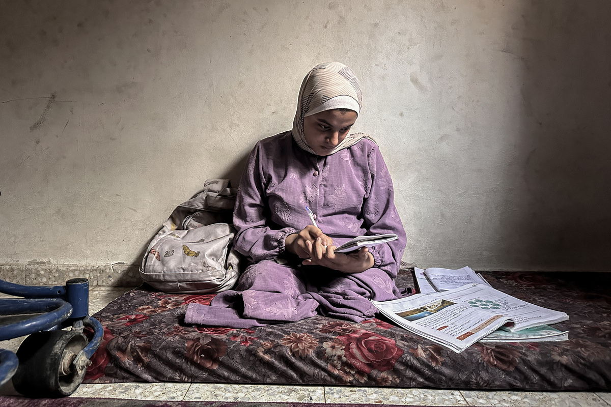 Palestinian girl in Gaza dreams of walking again after losing both legs ...