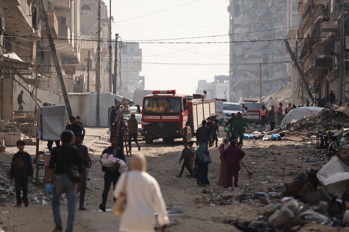 Civil defense teams in Gaza work to remove debris from heavily damaged ...