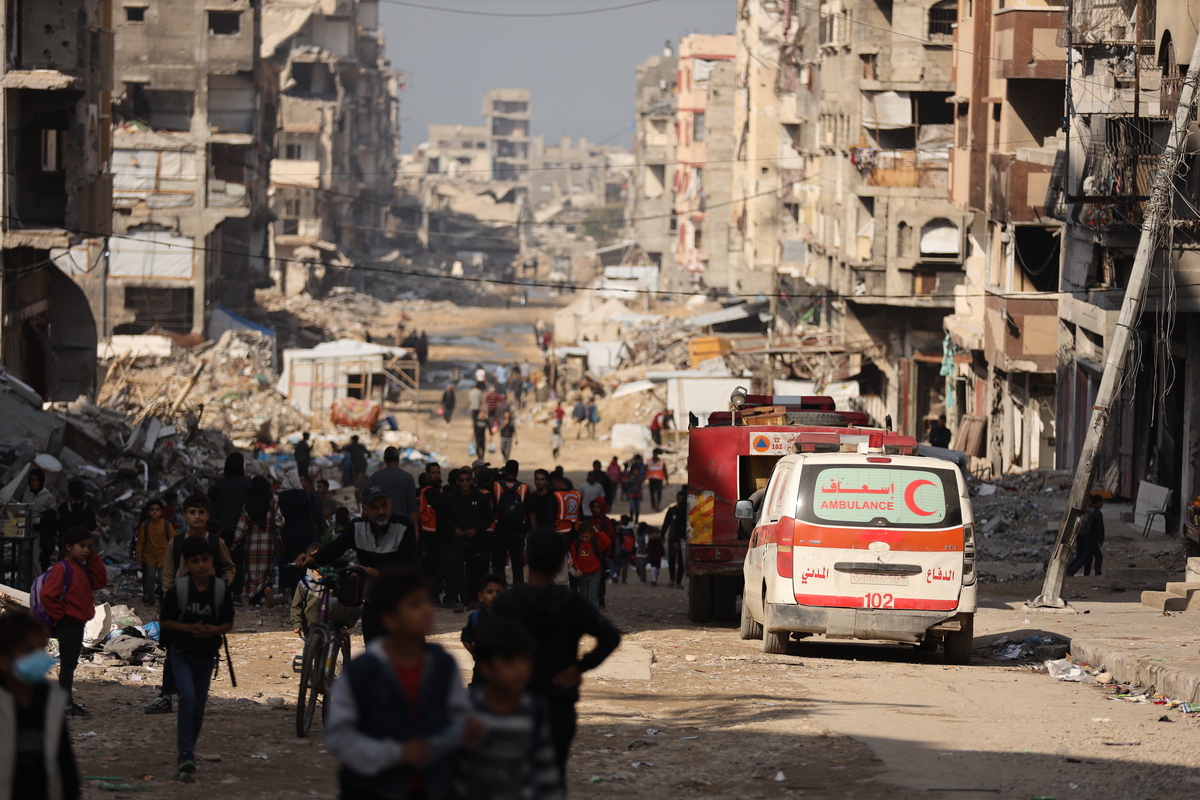 Civil defense teams in Gaza work to remove debris from heavily damaged ...