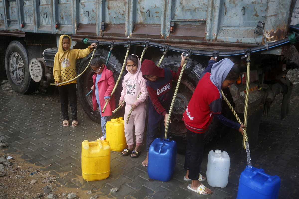 Water shortage forces Palestinians to collect supplied water in Deir Al ...