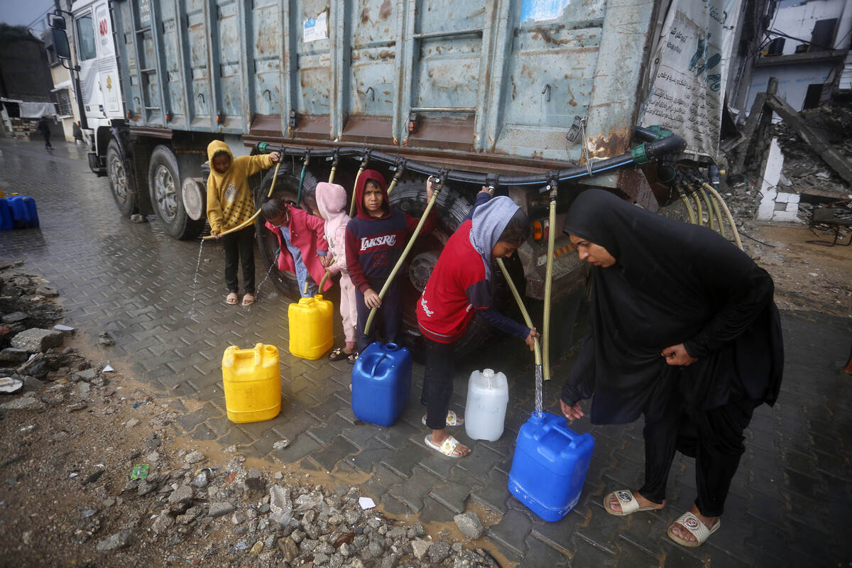 Water shortage forces Palestinians to collect supplied water in Deir Al ...