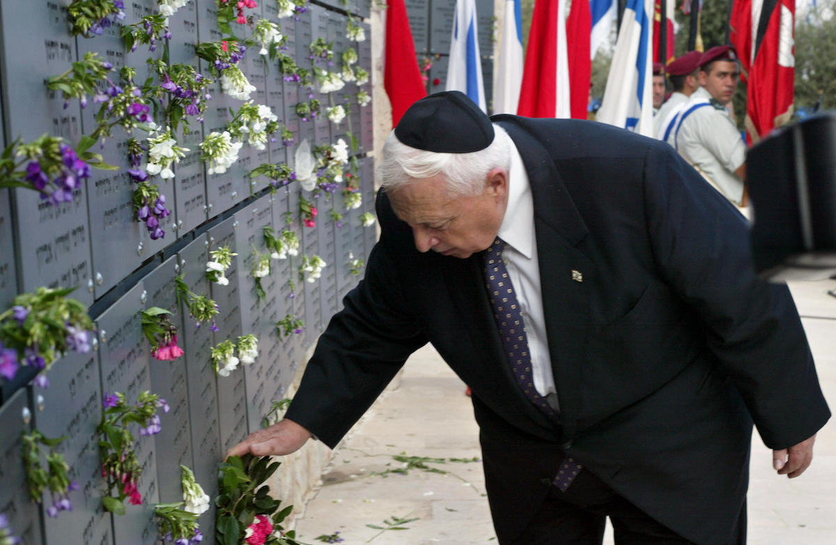 Israeli Prime Minister Ariel Sharon lays – Middle East Monitor