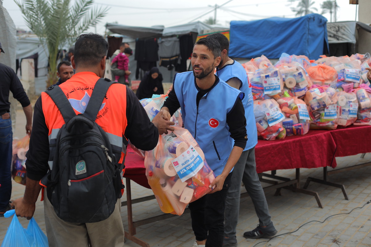 Turkiye Diyanet Foundation distribute food in Gaza – Middle East Monitor