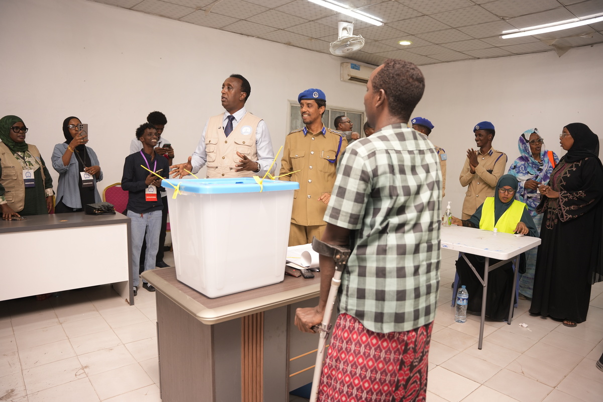 Somalis vote directly in local elections for first time since 1969 ...
