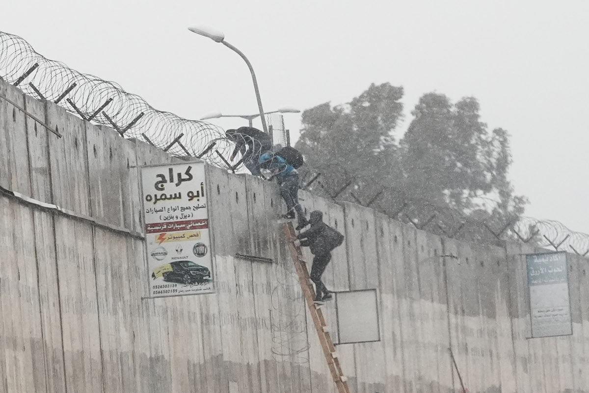 Palestinians risk lives crossing separation wall to reach Jerusalem ...