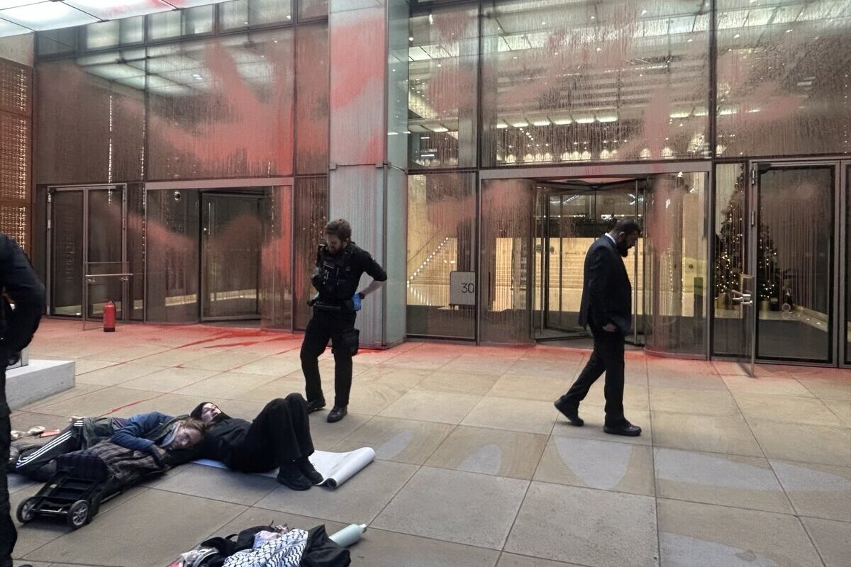 Greta Thunberg arrested for supporting Palestiine Action prisoners ...