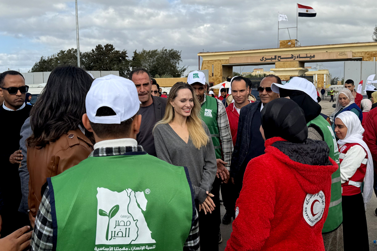 Angelina Jolie visits Rafah Border Crossing in Egypt – Middle East Monitor