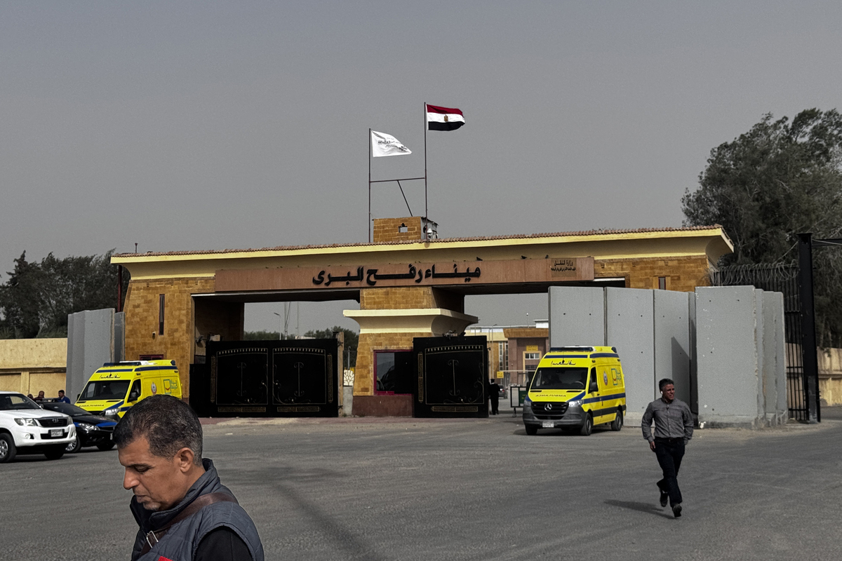 Egyptian ambulances await crossing at Rafah Border Gate – Middle East ...